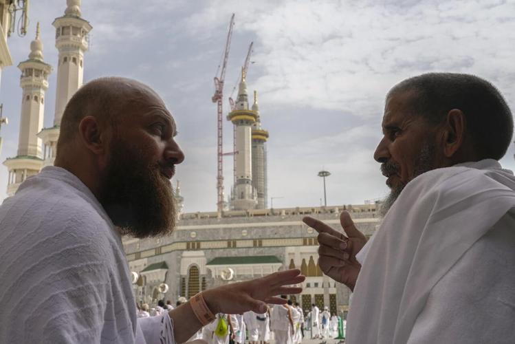 Hajj pilgrims perform final rituals in Mecca before heading to Mina