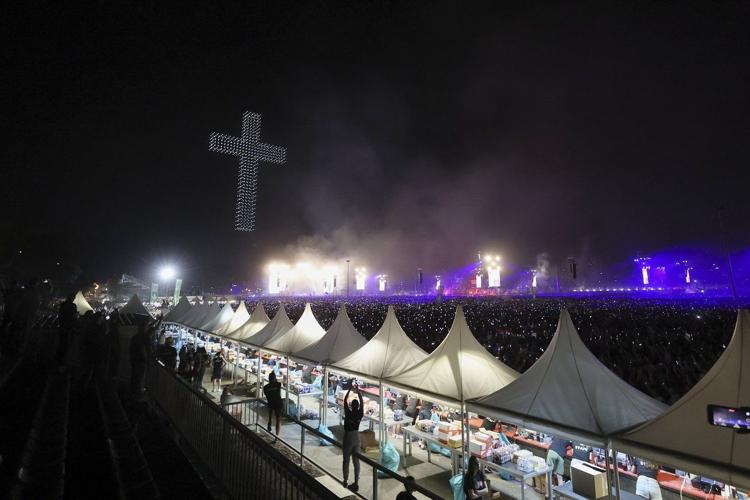 Croatian right-wing singer Marko Perkovic and fans perform pro-Nazi ...