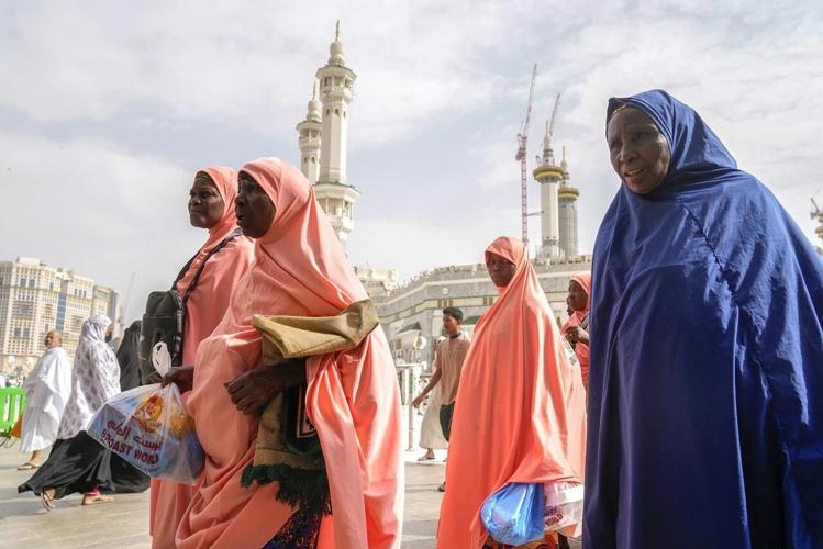 Hajj pilgrims perform final rituals in Mecca before heading to Mina