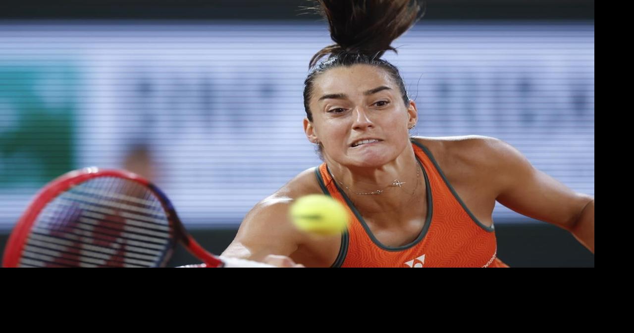 Iga Swiatek saves a match point and comes back to beat Naomi Osaka at the French Open