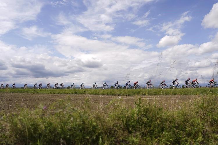 Pogačar takes victory and the leader's pink jersey at end of second ...