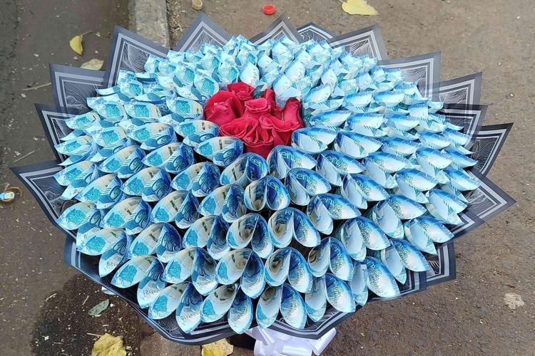 'Money bouquets' rival traditional flowers as coveted tokens of love ...