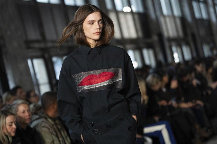 At Sacai, a masterclass in wrapping and reinvention on the Paris runway