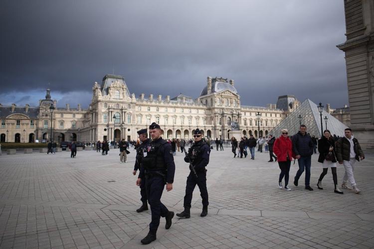 Ex-thief says he warned Louvre of security weaknesses around crown jewels