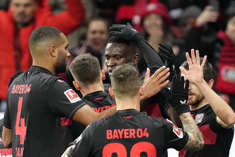 Kane scores twice to end brief goal drought as Bayern keeps pace with ...