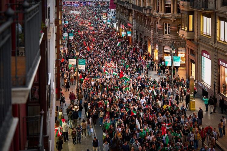 Palestinian team plays friendly in Spain in front of 50,000 spectators