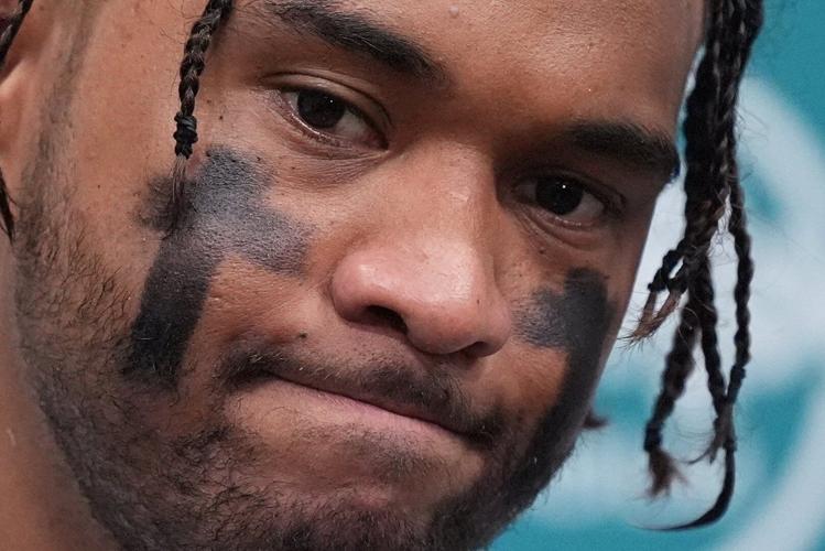Miami fans boo as another last-minute loss leaves Dolphins reeling, and ...