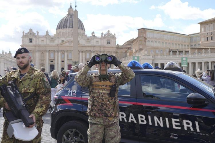PHOTO COLLECTION: Vatican Pope Security