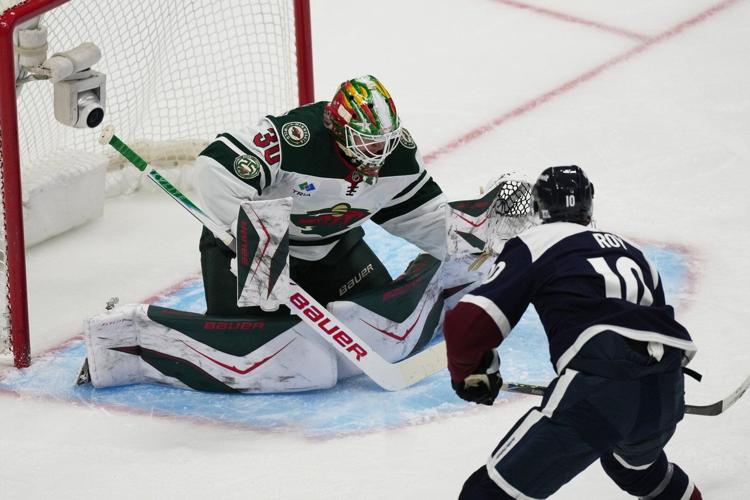 MacKinnon scores in shootout to lift Avalanche over Wild 3-2