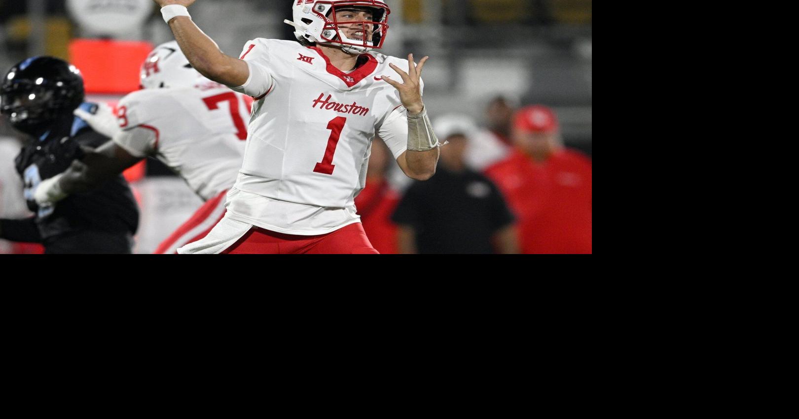 Houston's defense holds on to upend UCF 30-27 after late field goal by ...