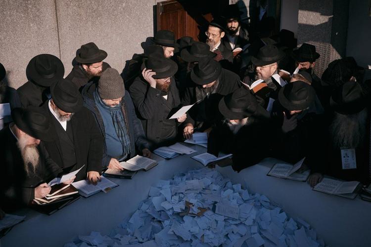Photos of Hasidic Jewish rabbis praying at resting place of 'the Rebbe ...