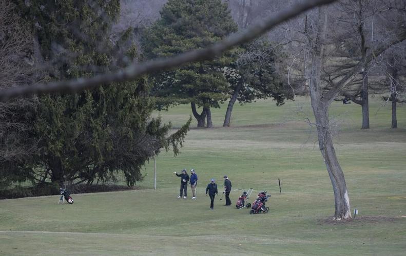 Balmy weather brings golfers to Chedoke