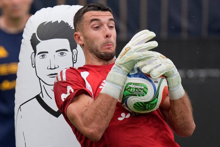 David Raya praises Unai Simón and downplays goalkeeping debate ahead of ...