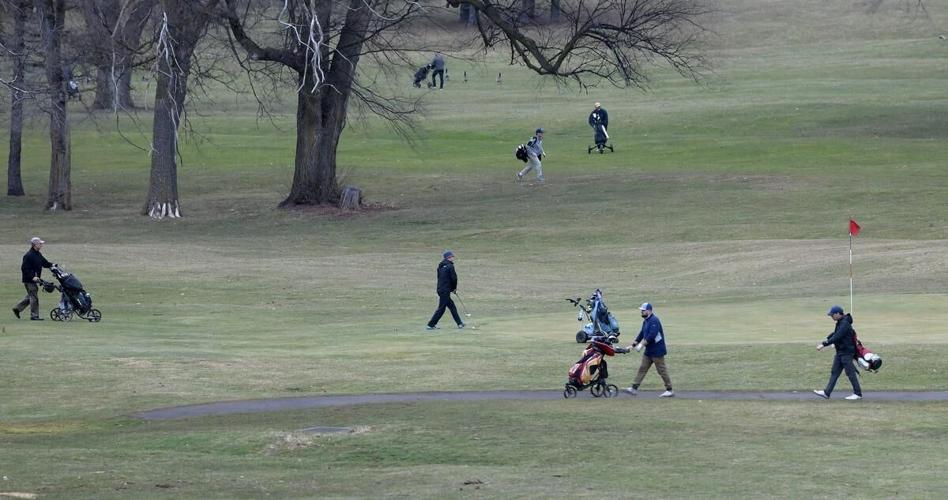 Balmy weather brings golfers to Chedoke