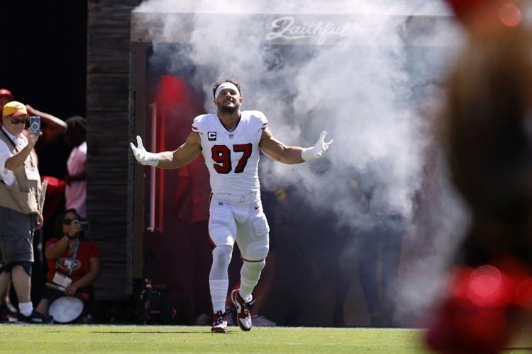 49ers' Nick Bosa exits win vs. Cardinals with knee injury, gives thumbs ...