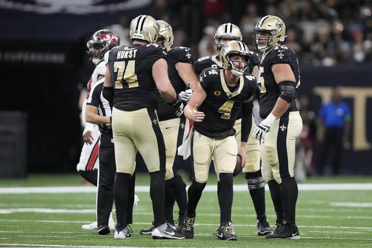 Derek Carr plays through a shoulder injury, but struggles continue for ...
