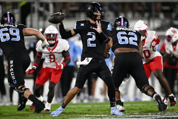 Houston's defense holds on to upend UCF 30-27 after late field goal by ...