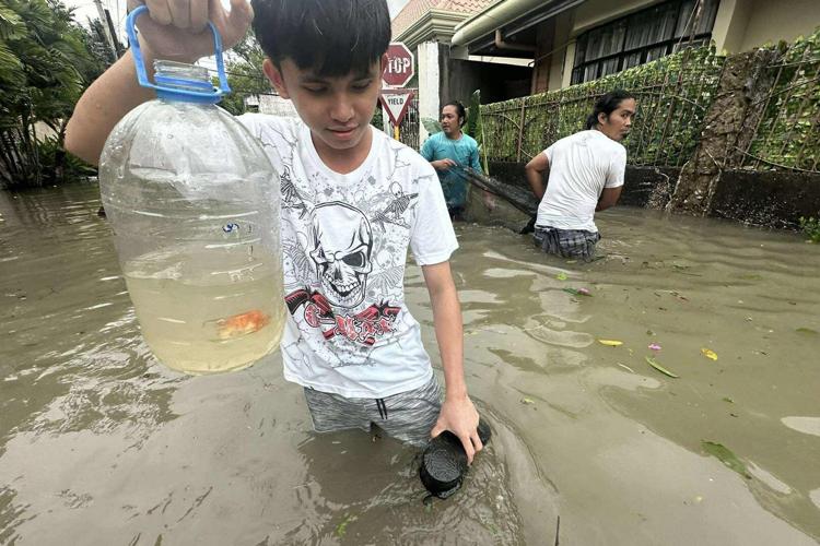 Philippine air force helicopter carrying 5 crashes while en route to ...