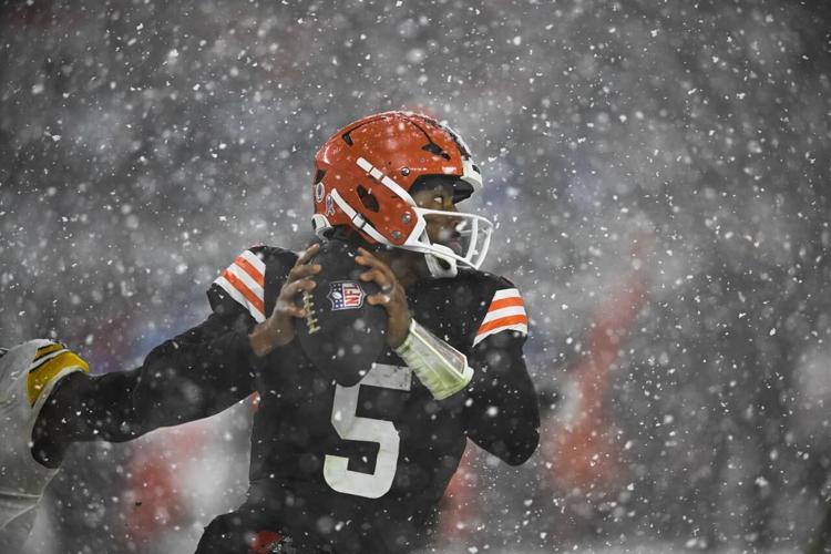 Nick Chubb plows through heavy snow for 2-yard TD, giving Browns 24-19 ...