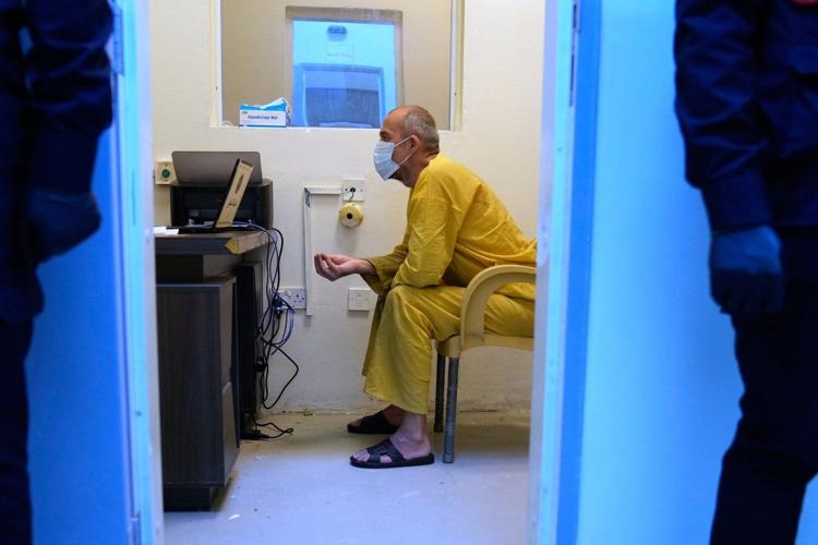 IS suspects transferred from Syria to Iraq are interrogated in a ...