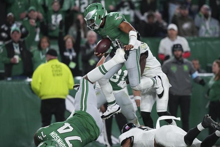Saquon Barkley shines with backward leap, 2 touchdowns in Eagles' 28-23 ...