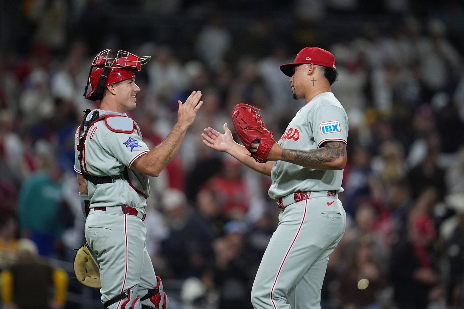 Phillies catcher J.T. Realmuto exits game vs. Dodgers with left wrist ...
