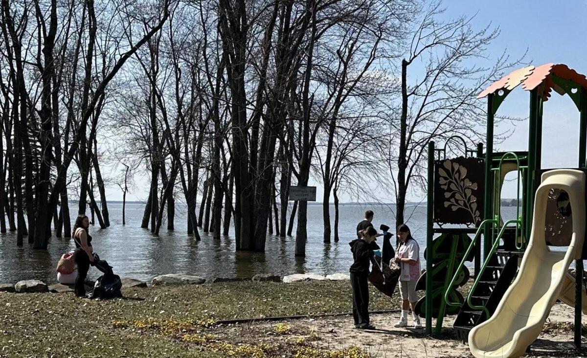 Kanesatake Earth Day school clean-up crew