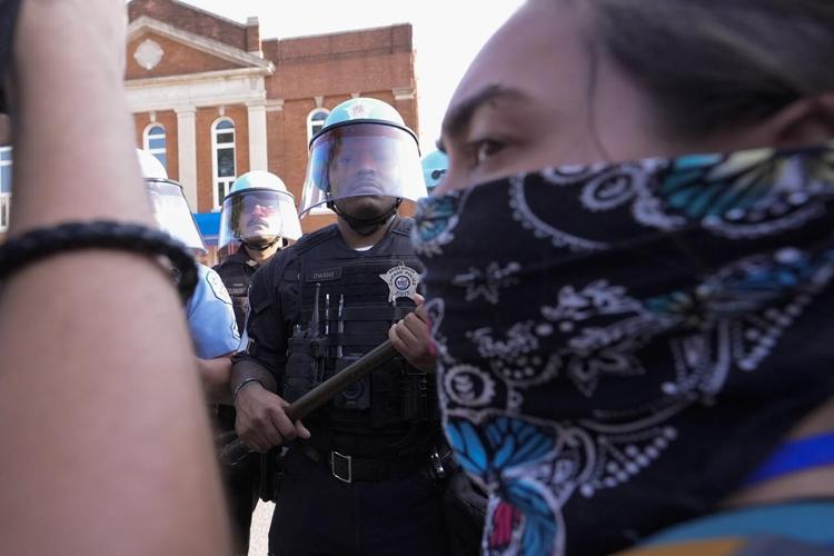 Pro-Palestinian protesters clash with police near Chicago's Israeli ...