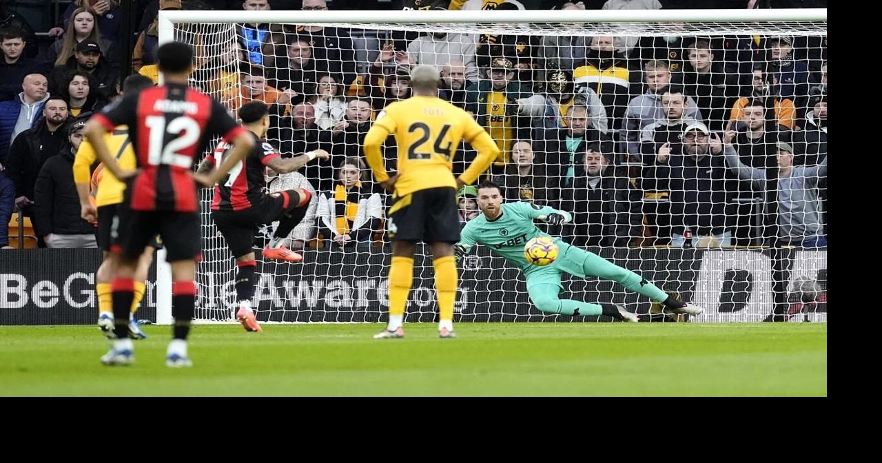 Wolves goalie Jose Sa supported by manager after confronting angry fans ...