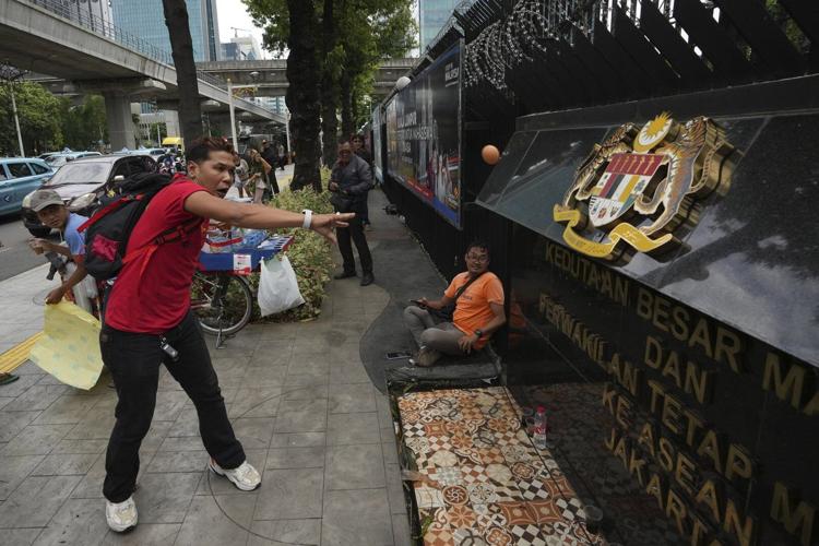 Protesters pelt Malaysian embassy with eggs over Indonesian migrant ...