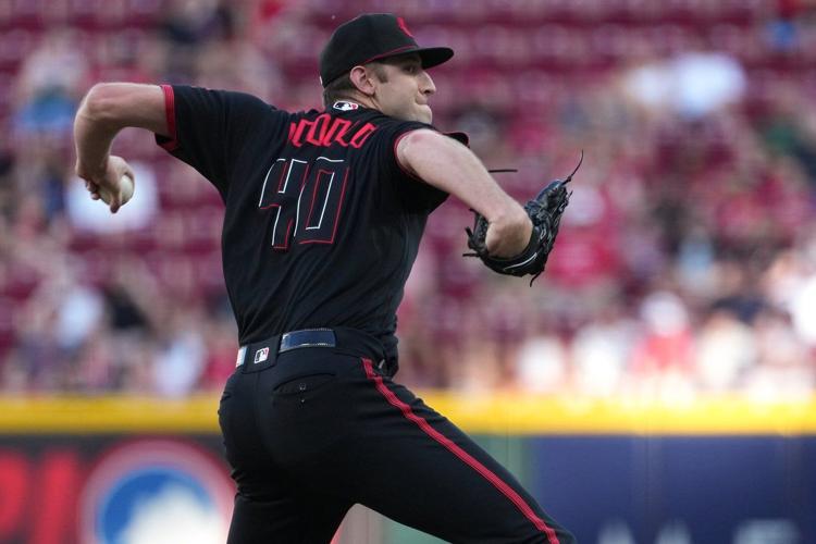 Dunn's error leads to 3-run 9th, Diamondbacks beat Reds 5-2