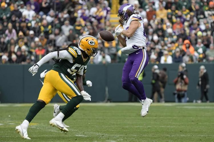 Cousins throws 2 TD passes before leaving with injury in Vikings' 24-10 victory over Packers
