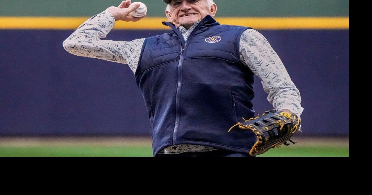 'Juuuust a bit outside!' Uecker's acting and broadcasting ability came ...