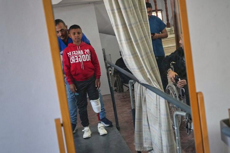 Photos of amputees in Gaza, struggling to survive after losing limbs to ...