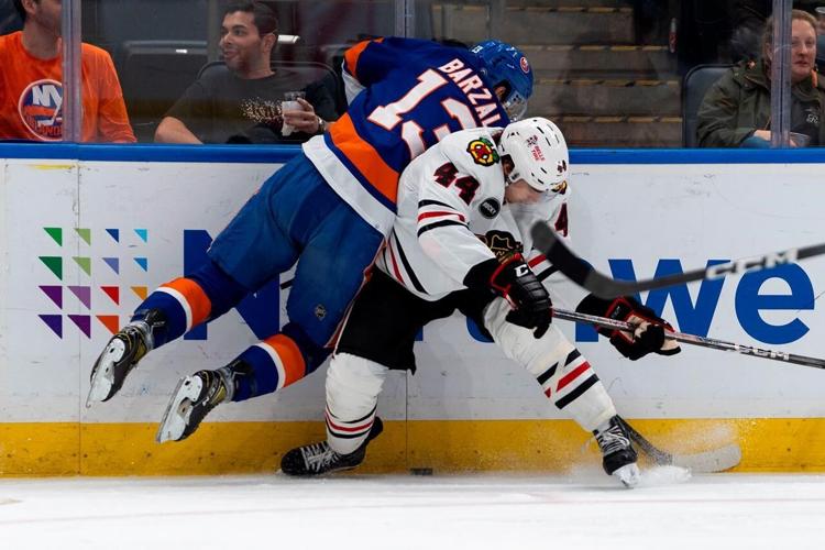 Bo Horvat and Simon Holmstrom rally the Islanders over the Blackhawks 2-1