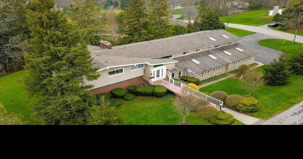 Dundas home listed for $2.4M features indoor pool and ‘panoramic views ...