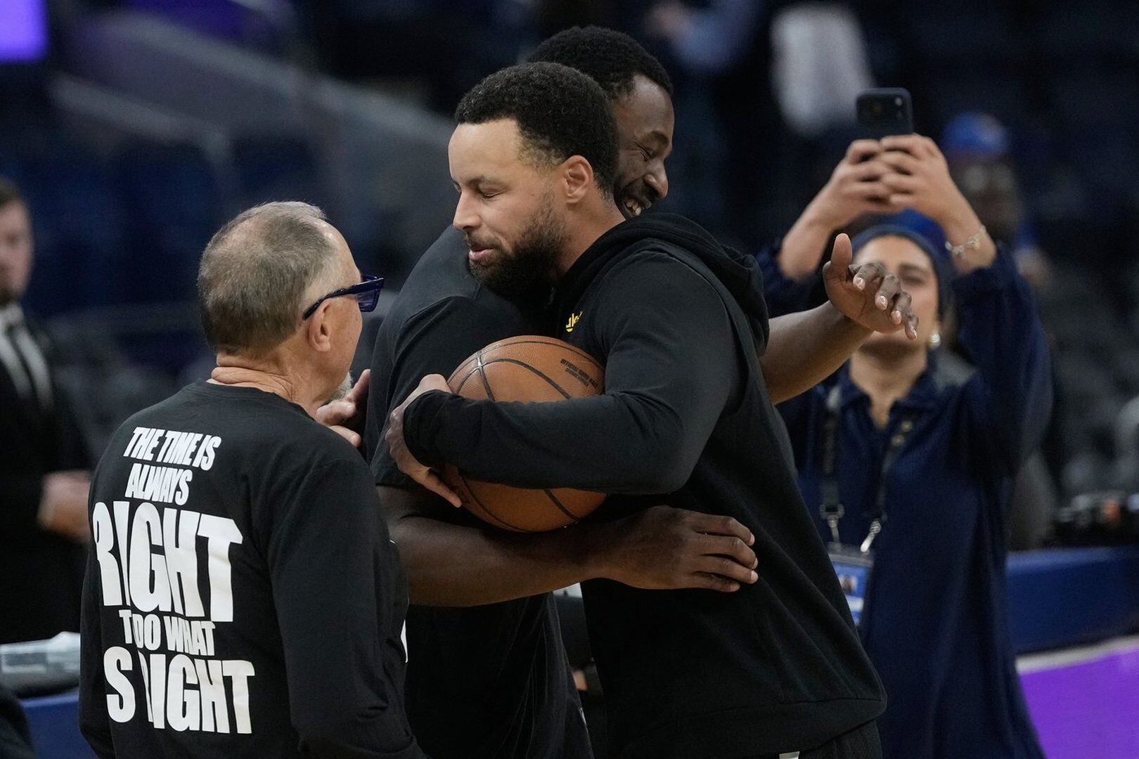 Andrew Wiggins receives warm welcome from Warriors in return to Chase ...