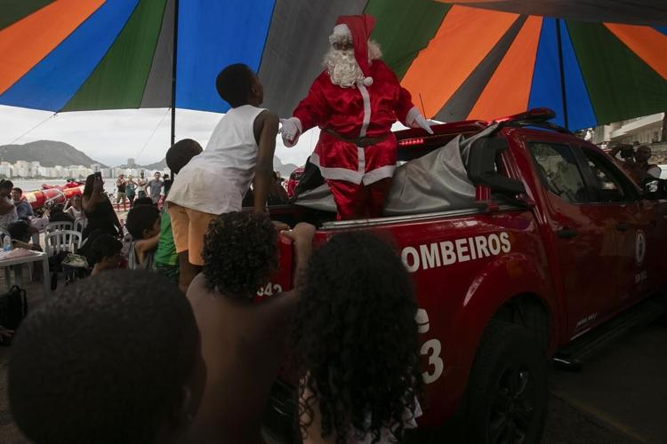 Brazilian Santa swaps sleigh for Jet Ski to deliver toys - and joy - to ...