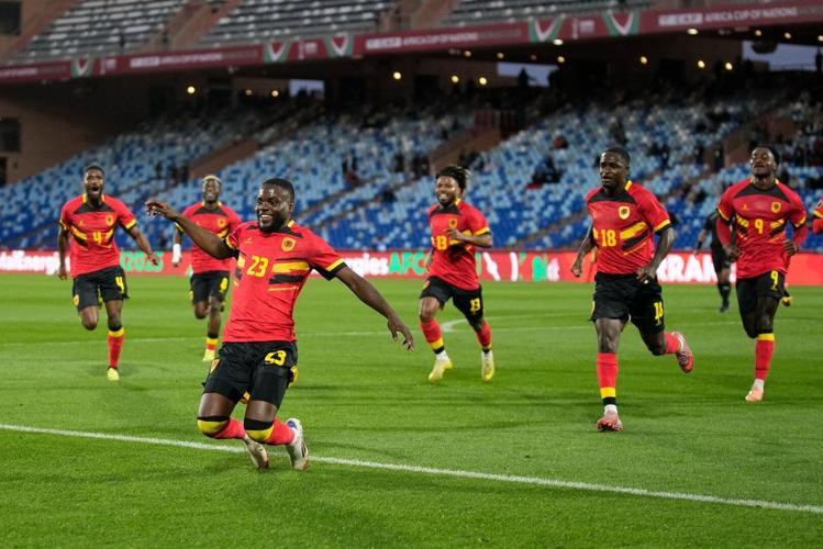 Salah scores Egypt's late winner to beat Zimbabwe 2-1 in Africa Cup