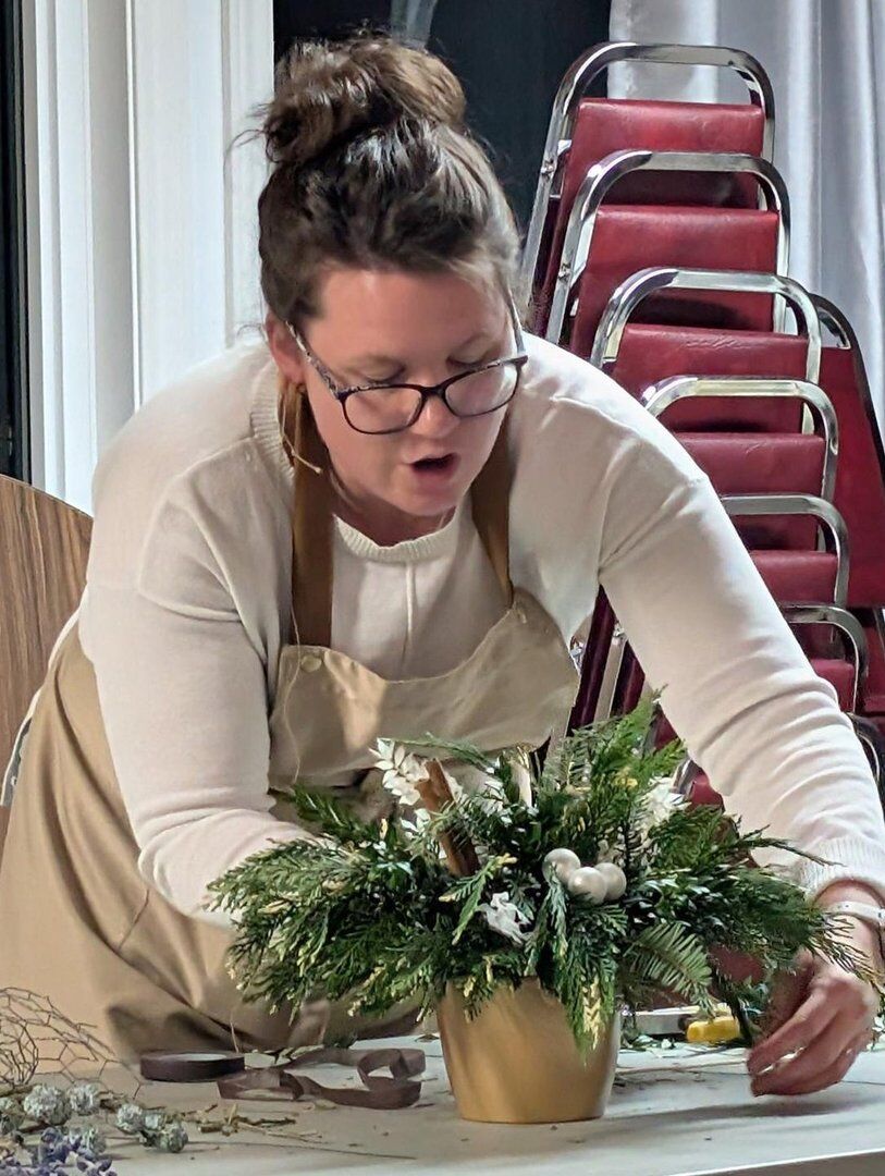 Shawna Plotz wows audience with floral design skills