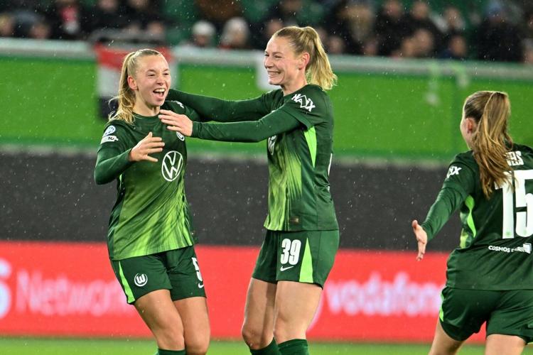 OL Lyonnes scores a late penalty to salvage 3-3 draw in Women's ...