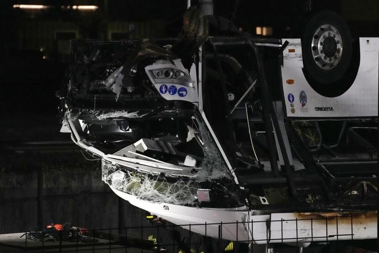 A bus plummeted 50 feet from an elevated road in Venice, killing 21 ...