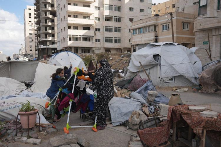 Freezing rain floods Gaza camps and leaves displaced Palestinians in ...