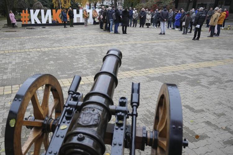 Protesters in Serbia hold 15-minute blockade for 15 victims of roof ...