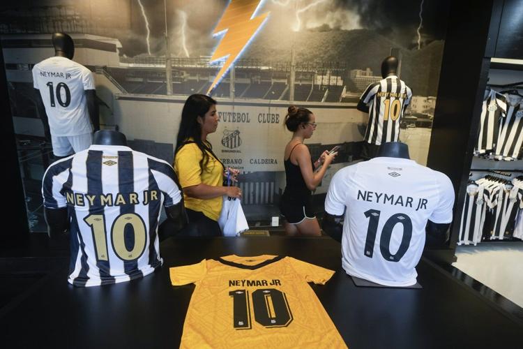 Welcome home Neymar! The Brazilian star returns to his boyhood club and ...