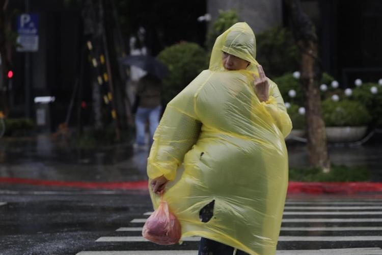 Typhoon Kong-rey hits Taiwan's east coast, leaving 1 dead, hundreds injured