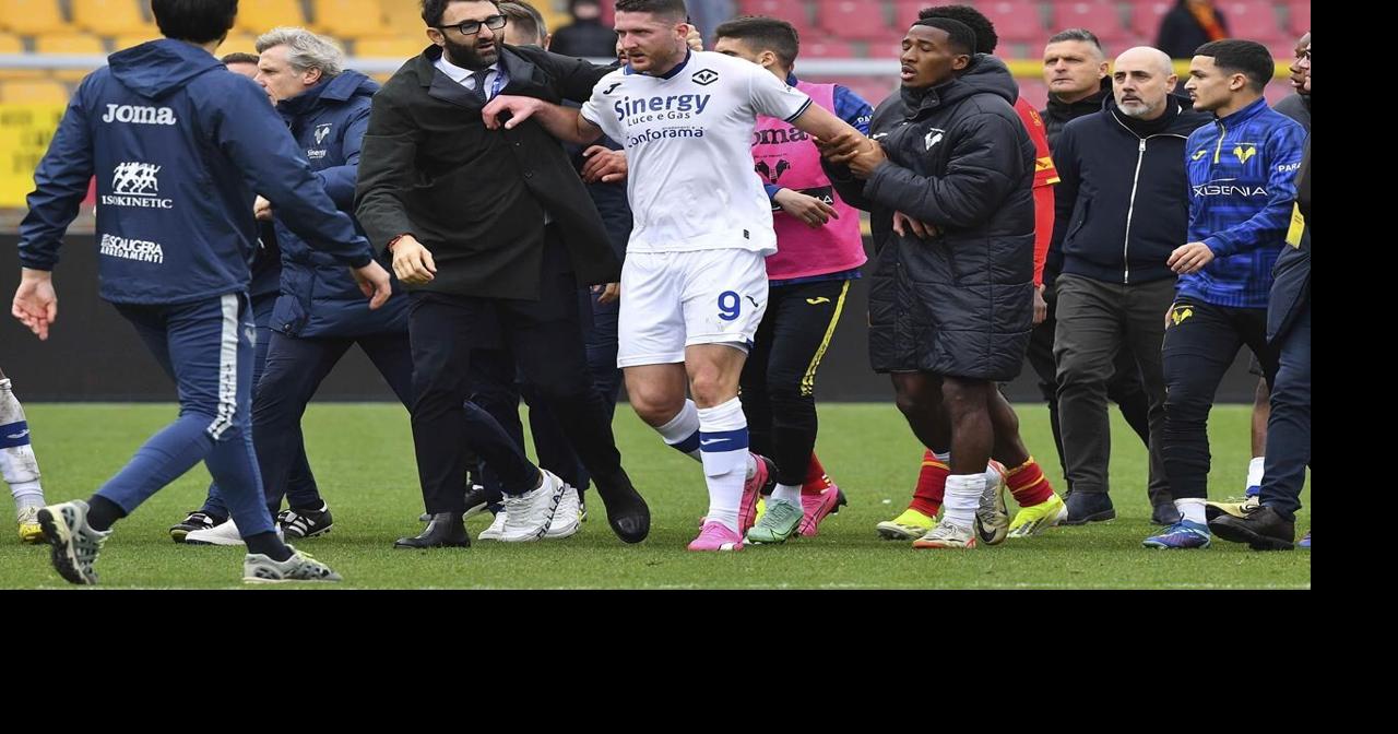 Lecce coach Roberto D’Aversa appears to head butt Verona striker Thomas ...