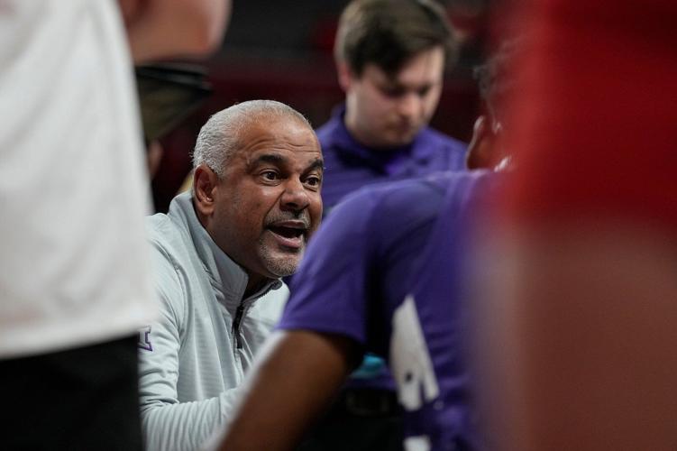 Emanuel Sharp scores 23, No. 3 Houston downs Kansas State 78-64