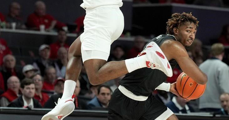Cryer scores 15 as No. 3 Houston rolls to 75-39 win over Rice