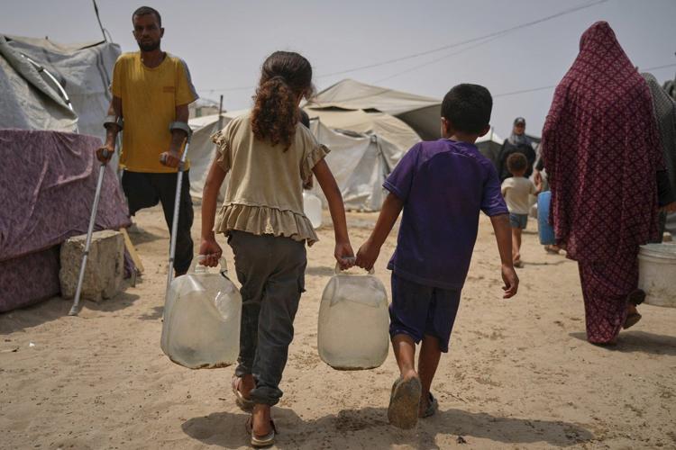 Heat and thirst drive families in Gaza to drink water that makes them sick